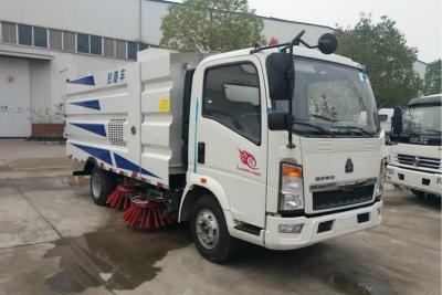 Cina Camion della spazzatrice stradale di Howo 4*2, camion di pulizia della strada con 1.5cbm la polvere dell'acqua 4cbm in vendita