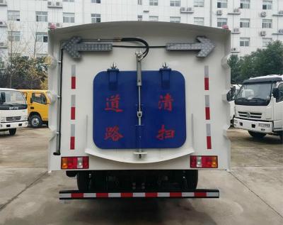 Cina Camion della spazzatrice stradale di Howo 4*2, camion di pulizia della strada con 1.5cbm la polvere dell'acqua 4cbm in vendita