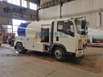 中国 SINOTRUK HOWO 5000L LPGのBobtailプロパンの配達用トラック 販売のため