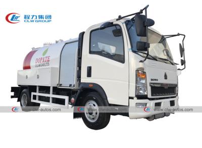 China ディスペンサーが付いているHOWO 4x2 RHD 5000L 2.5T LPGのBobtailトラック for sale