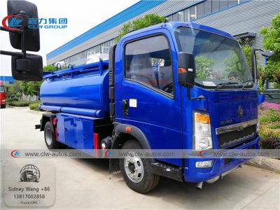 Cina camion di consegna di olio combustibile di 5cbm RHD Howo 4x2 per il rifornimento di carburante diesel in vendita