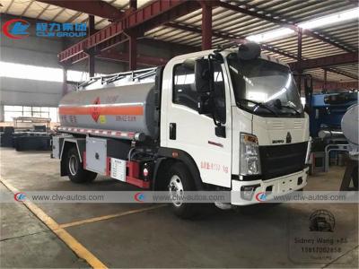 Cina camion di consegna di olio combustibile di 6cbm HOWO 4x2 con l'erogatore in vendita