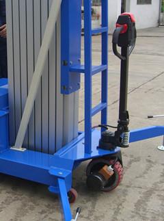 中国 装置の引きの四倍のマストの空気の仕事プラットホーム10メートルのプラットホームの高さ300Kgの積載量の 販売のため