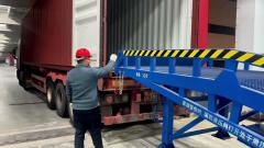 8000Kg Manual Mobile Dock Ramp , Mechanical Durable Mobile Loading Dock