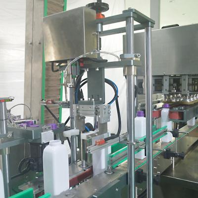 China Máquina de vedação de tampas de garrafas de plástico com função de triagem e componentes do núcleo do motor à venda