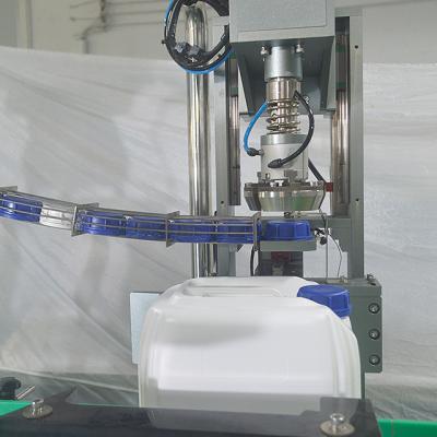 China Máquina de enchimento de azeite de oliva de 20L com 4 cabeças de enchimento e 1 cabeçote de tampa à venda