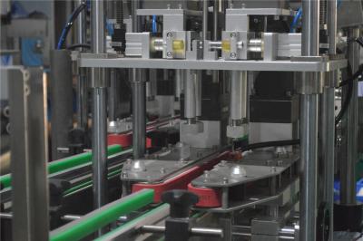 Cina Tipo di imballaggio Bottiglie Macchina di tappo rotativo completamente automatica per tutti i tappi a filo in vendita