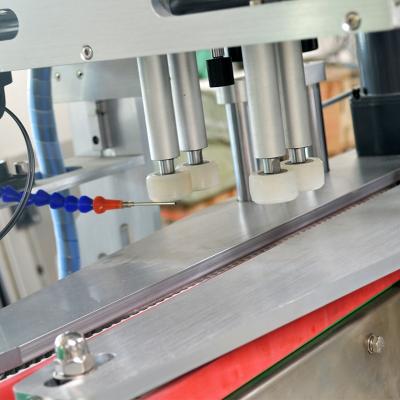 Cina Tipo di imballaggio Bottiglie Macchina di tappo rotativo completamente automatica per tutti i tappi a filo in vendita