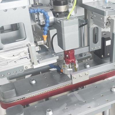 China Máquina de fecho de servo de cabeça única totalmente automática para garrafas químicas diárias feitas de metal à venda