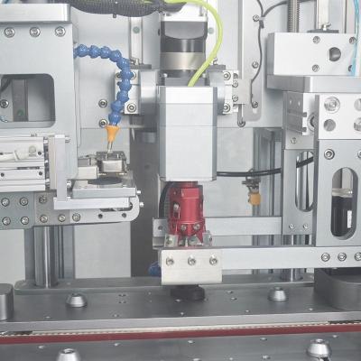China Máquina de fecho de servo de cabeça única totalmente automática para garrafas químicas diárias feitas de metal à venda