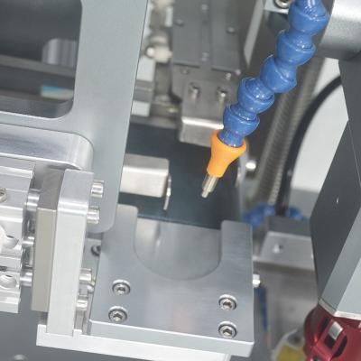 China Máquina de fecho de servo de cabeça única totalmente automática para garrafas químicas diárias feitas de metal à venda