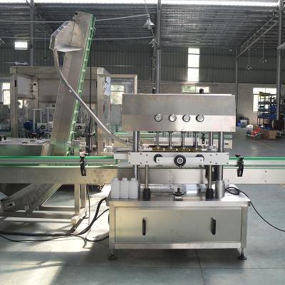 Cina Macchina di coprimento di bottiglie a filo di plastica lineare completamente automatica per il strofinamento delle ruote di coprimento in vendita