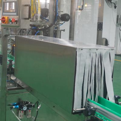 China Linha de produção de 2023 1000 garrafas por hora com 4 bicos de enchimento de garrafas e bomba de pistão à venda