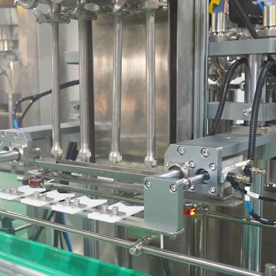 China Linha de produção de 2023 1000 garrafas por hora com 4 bicos de enchimento de garrafas e bomba de pistão à venda