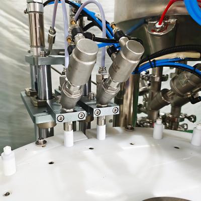 Cina 1800 bottiglie all'ora Fabbricazione e tappo delle bottiglie di gel Servo-driven in vendita