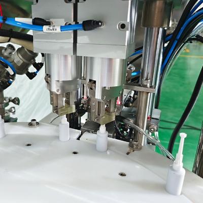 China 2 Chapas de parafuso Seringa Máquina integrada de preenchimento e tampa com alta precisão à venda