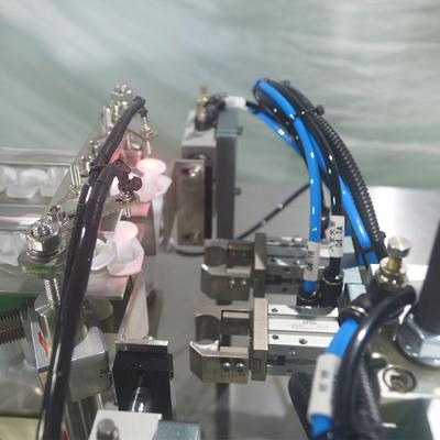 China 2 Chapas de parafuso Seringa Máquina integrada de preenchimento e tampa com alta precisão à venda