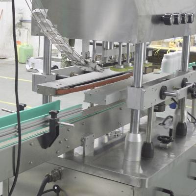 China 35-80 garrafas/min Velocidade de fecho Máquina de fecho linear PLC para tampas de alimentos e bebidas à venda
