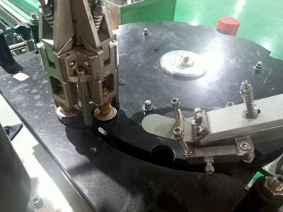 Cina Macchina di copertura completamente automatica per bottiglie di 35-100 mm e 100-130 mm di diametro in vendita