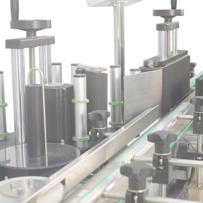 China Máquina de rotulagem de adesivos de posicionamento vertical para garrafas redondas de licor/cerveja/vinho à venda