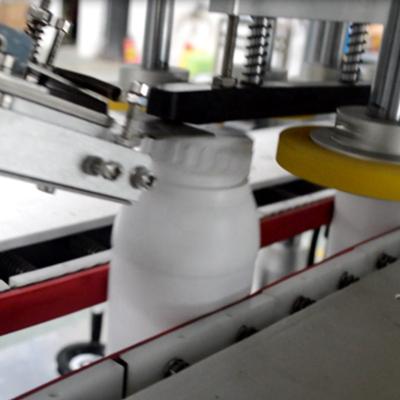 Cina Macchine per riempire e coprire bottiglie di imballaggi metallici con controllo video in uscita in vendita