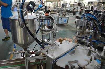 Cina Macchina di riempimento automatico di liquidi per la linea di riempimento e copertura di bottiglie di vetro in vendita