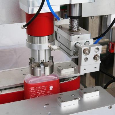 Cina Alta produttività Automatic Tracking Type 3heads Bottle Capping Machine in vendita