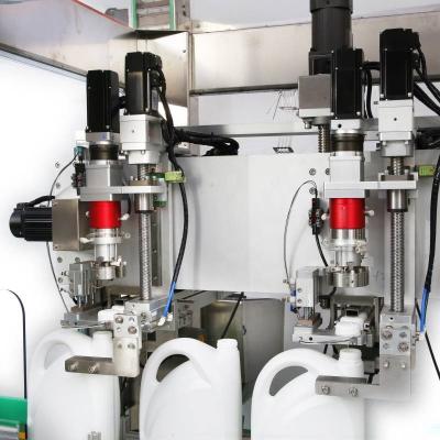Cina 700 KG Capacità Automatica Bottiglia di Plastica Capping Machine con materiale di imballaggio in legno in vendita
