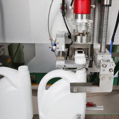 Cina 700 KG Capacità Automatica Bottiglia di Plastica Capping Machine con materiale di imballaggio in legno in vendita