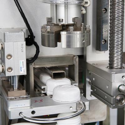 Cina 700 KG Capacità Automatica Bottiglia di Plastica Capping Machine con materiale di imballaggio in legno in vendita
