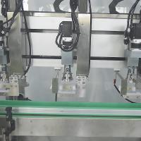China Top-Performing 3-Head Automatic Capping Machine for Plastic Bottles 4000BPH Capacity for sale