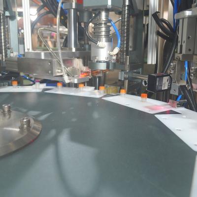 China Máquina de rotulagem de enchimento líquido de tubos de reagentes de tipo Chuck com capacidade de 800 kg à venda
