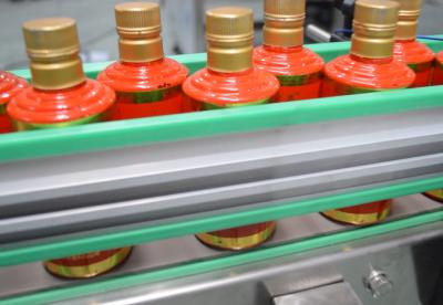 Cina 4 6 8 10 12 14 16 18 teste macchina di riempimento liquido per vino rosso/vodka/whisky in vendita