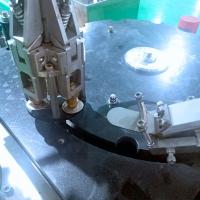 China Locking Cap Wine Bottle Screw Capping Machine with Provided Video Outgoing-Inspection for sale