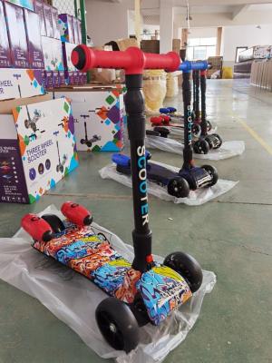 China Scooter dobrável para crianças com 110-220V Voltagem de carregamento Fumo e música Design dobrável à venda