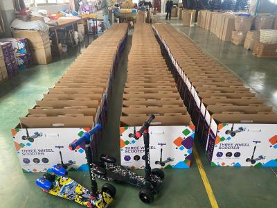 China Scooter dobrável para crianças com 110-220V Voltagem de carregamento Fumo e música Design dobrável à venda