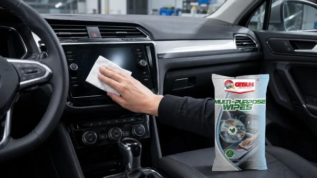 GETSUN car cleaning wipes used on a vehicle dashboard and center screen