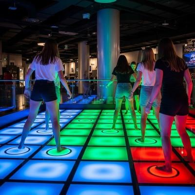 中国 インタラクティブLEDフロアゲーム - 究極の没入型ゲーム体験 販売のため