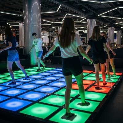 中国 インタラクティブLEDフロアゲーム - 究極の没入型ゲーム体験 販売のため