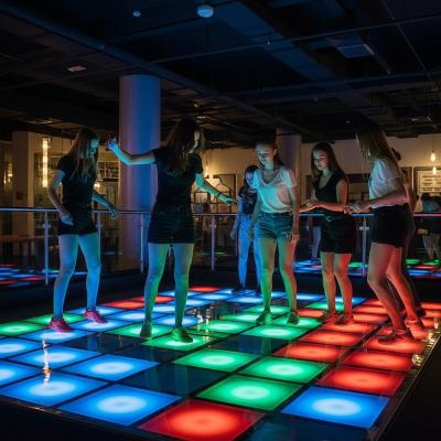 中国 インタラクティブLEDフロアゲーム - 究極の没入型ゲーム体験 販売のため