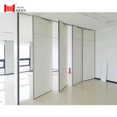 China superficie blanca de la tela de la pared de división del plegamiento de la aleación de aluminio de 95m m para Pasillo en venta