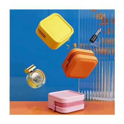 Cina Logo personalizzato Moda borsa cosmetica in silicone per viaggi portatile e design porta spazzole in vendita