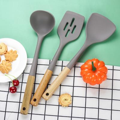 Cina Cucina in silicone Set in tre pezzi Scala resistente al calore Cucchiaio antiaderente Maniglia di legno in vendita