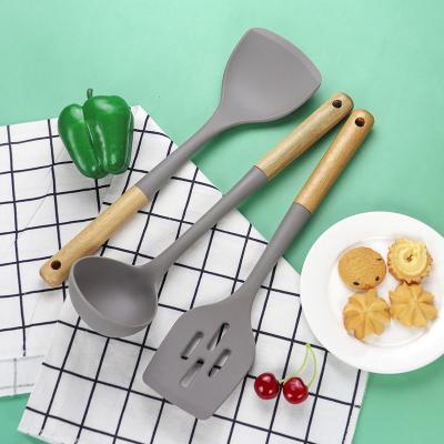 Cina Cucina in silicone Set in tre pezzi Scala resistente al calore Cucchiaio antiaderente Maniglia di legno in vendita
