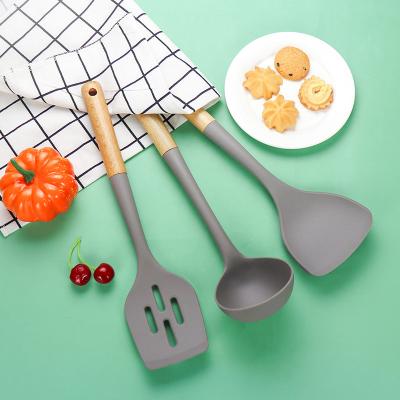 Cina Cucina in silicone Set in tre pezzi Scala resistente al calore Cucchiaio antiaderente Maniglia di legno in vendita