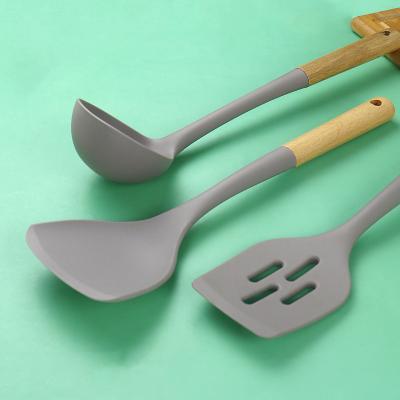 Cina Cucina in silicone Set in tre pezzi Scala resistente al calore Cucchiaio antiaderente Maniglia di legno in vendita