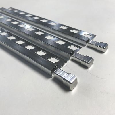 Cina La disposizione delle mattonelle del metallo ed i pezzi di transizione delle mattonelle pavimentano la disposizione di alluminio delle mattonelle della decorazione in vendita