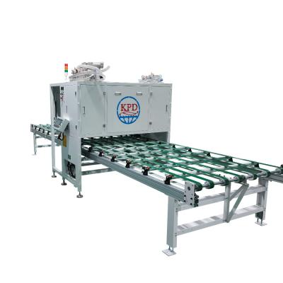 Cina 550 kg linea di spruzzatura automatica di colla per pannello adesivo in alluminio a nido di miele in vendita