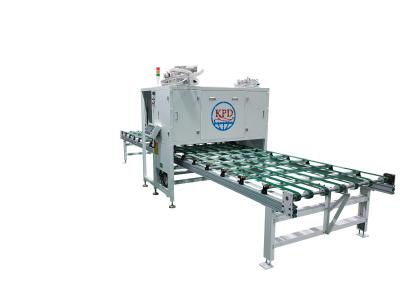 Cina 550 kg linea di spruzzatura automatica di colla per pannello adesivo in alluminio a nido di miele in vendita