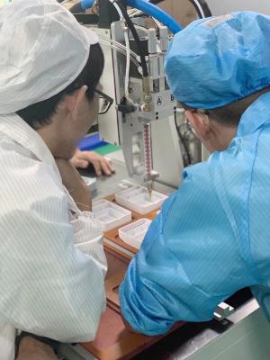 China Máquina de colocación de pegamento con bajo nivel de ruido para lavadora, medidor de agua de PCB y sensor de peso en venta